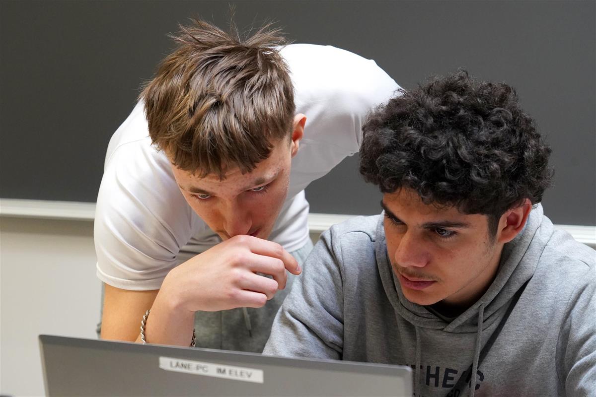 VG1-elever på idédugnad med UiA-studenter - Tangen videregående skole