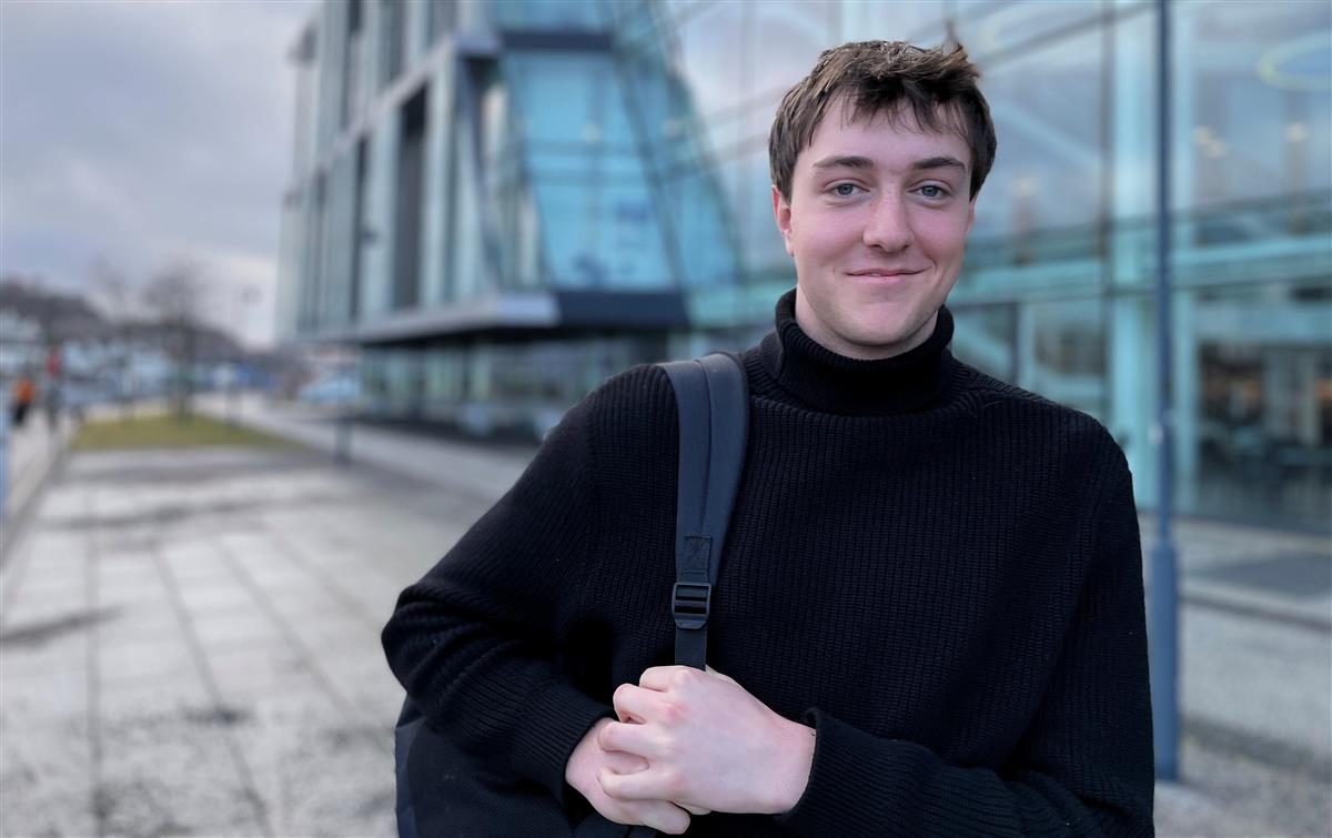 Han skriver helst for hånd. Mobilbruk i timene er strengt forbudt ...