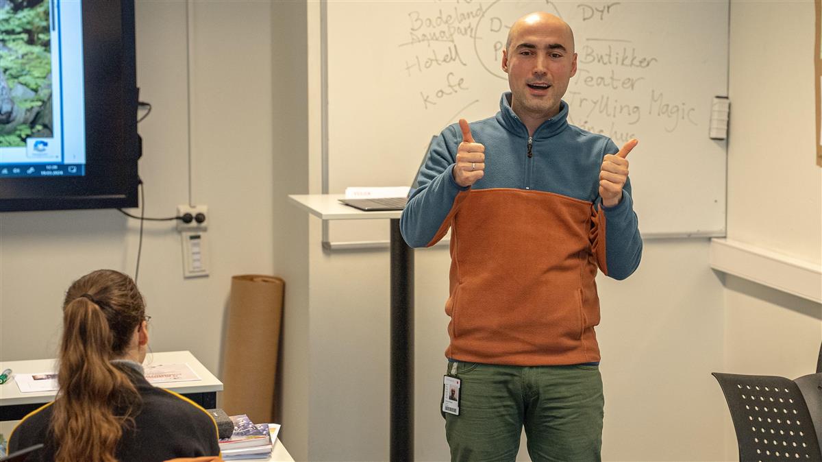 Båtflyktningen som ble norsklærer på Tangen - Tangen videregående skole