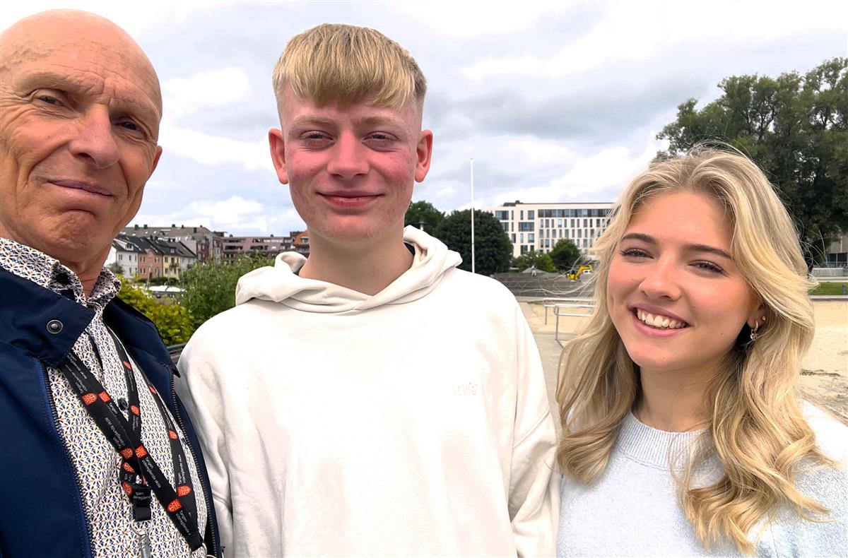 Ny podkast-episode: Nå skal Julia plukke jordbær og Benjamin selge ...